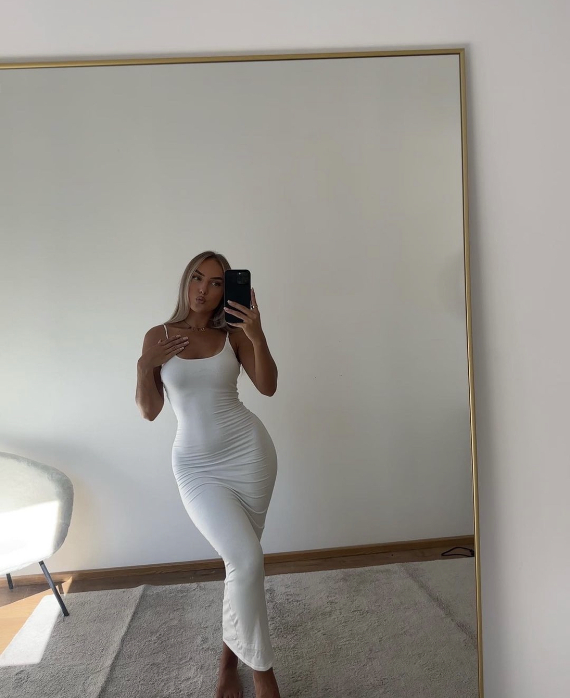 MODEL GOES viral for super long legs - Popular